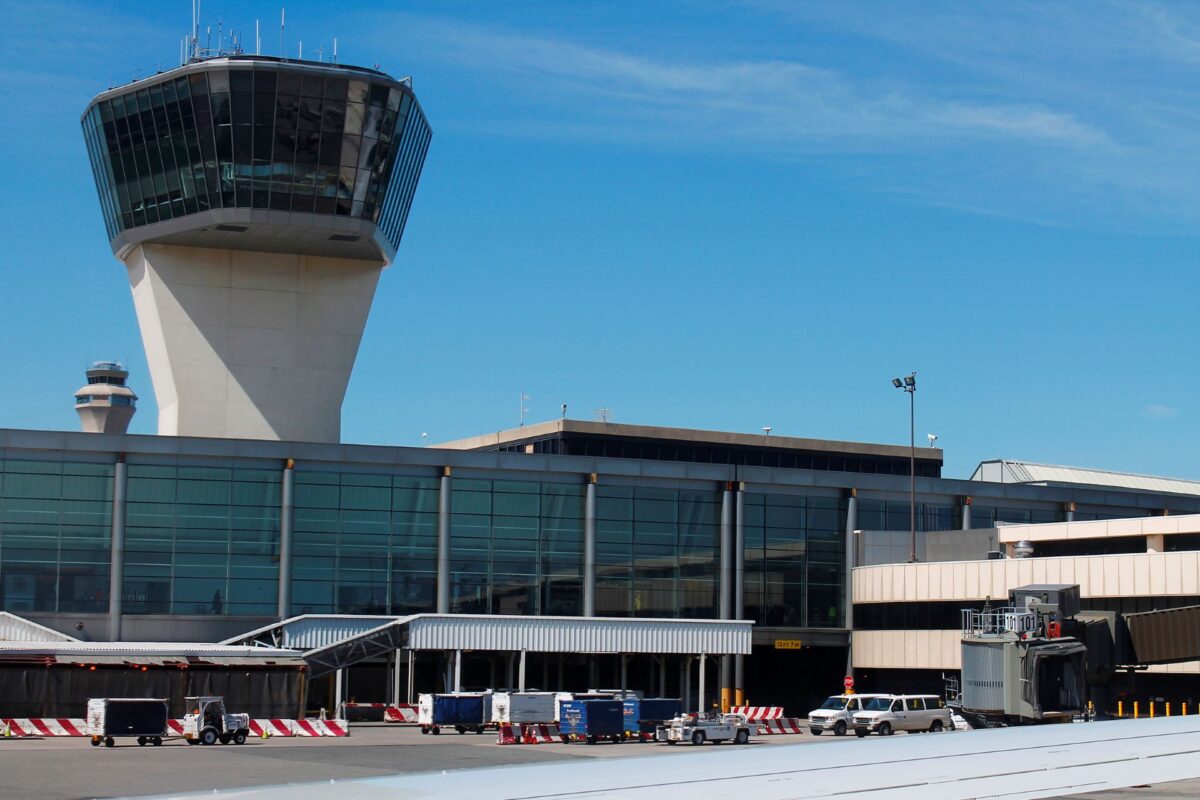 New Bill Would Allow Air Traffic Controllers to Work Past Retirement Age